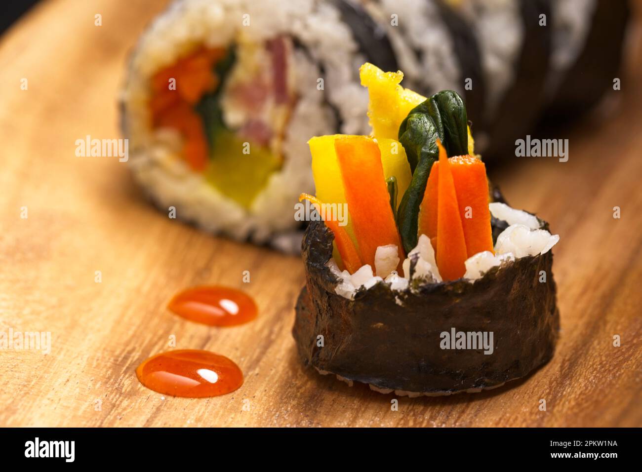 Un gros plan de la pièce finale d'un traitement coréen appelé Kimbap ...