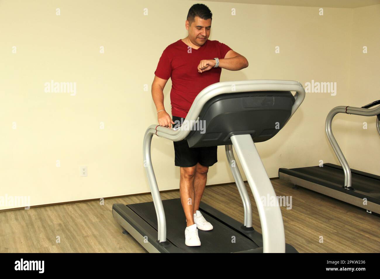 Surpoids à poil sombre latino homme adulte exercices sur tapis roulant ...