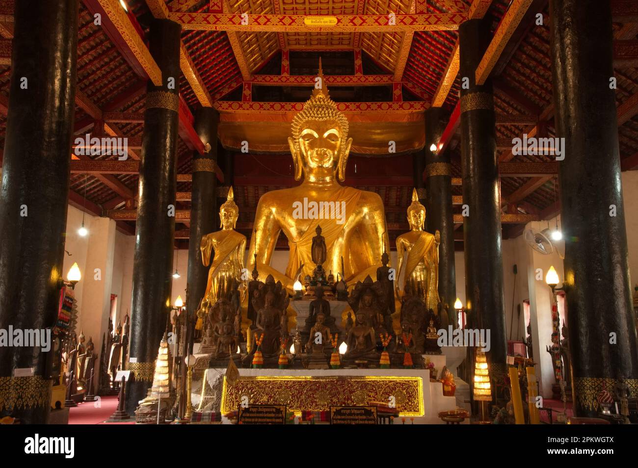 Luang Phor Tor est le principal Bouddha doré de l'église de Wat ...