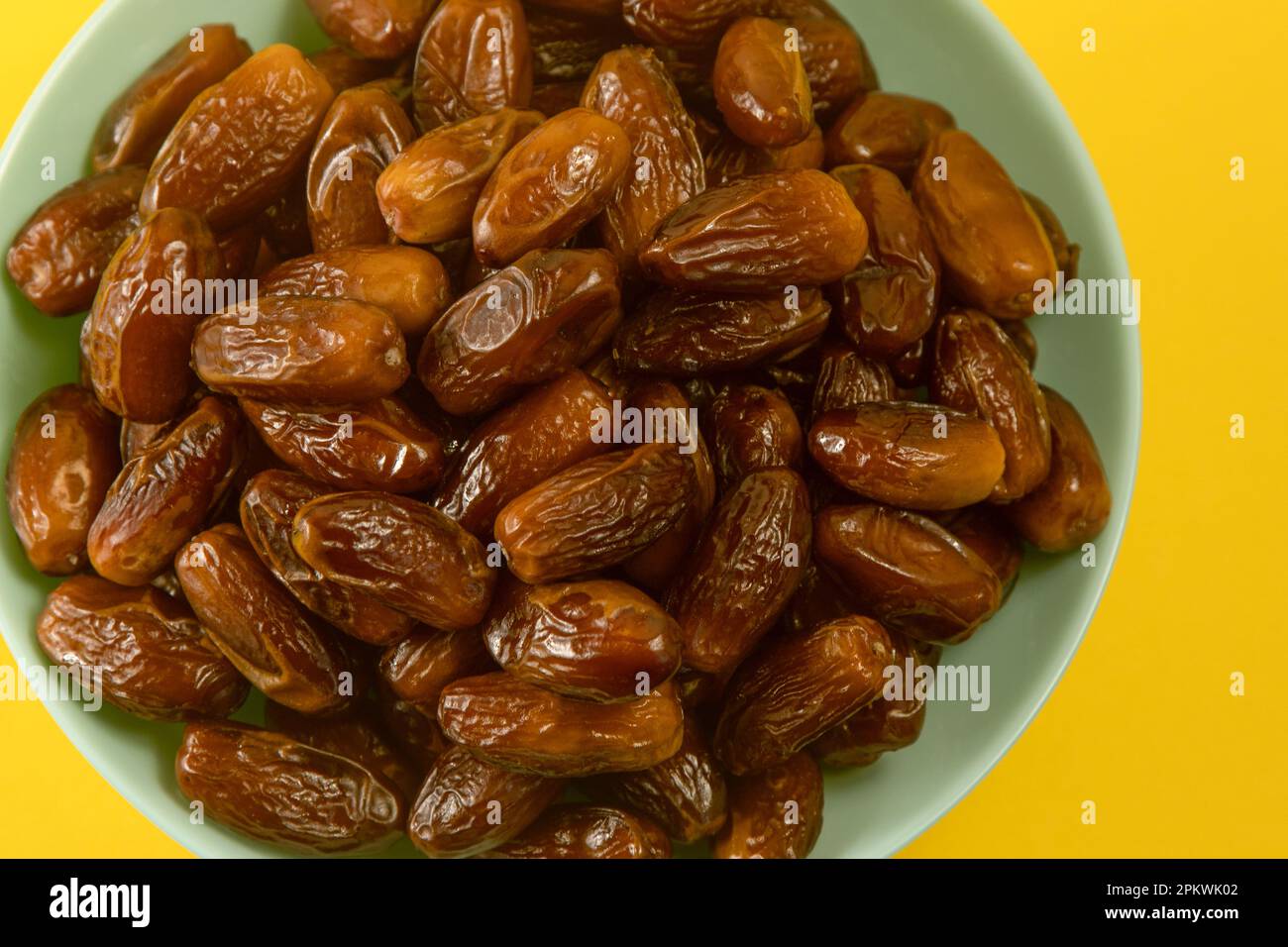 Dates. Fruits de palme datés. Bol d'en-cas sain et sucré. Pile de ...