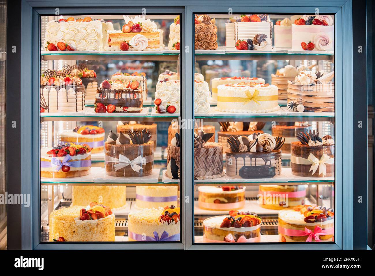 assortiment de pâtisseries délicieuses dans la boulangerie. Différents ...