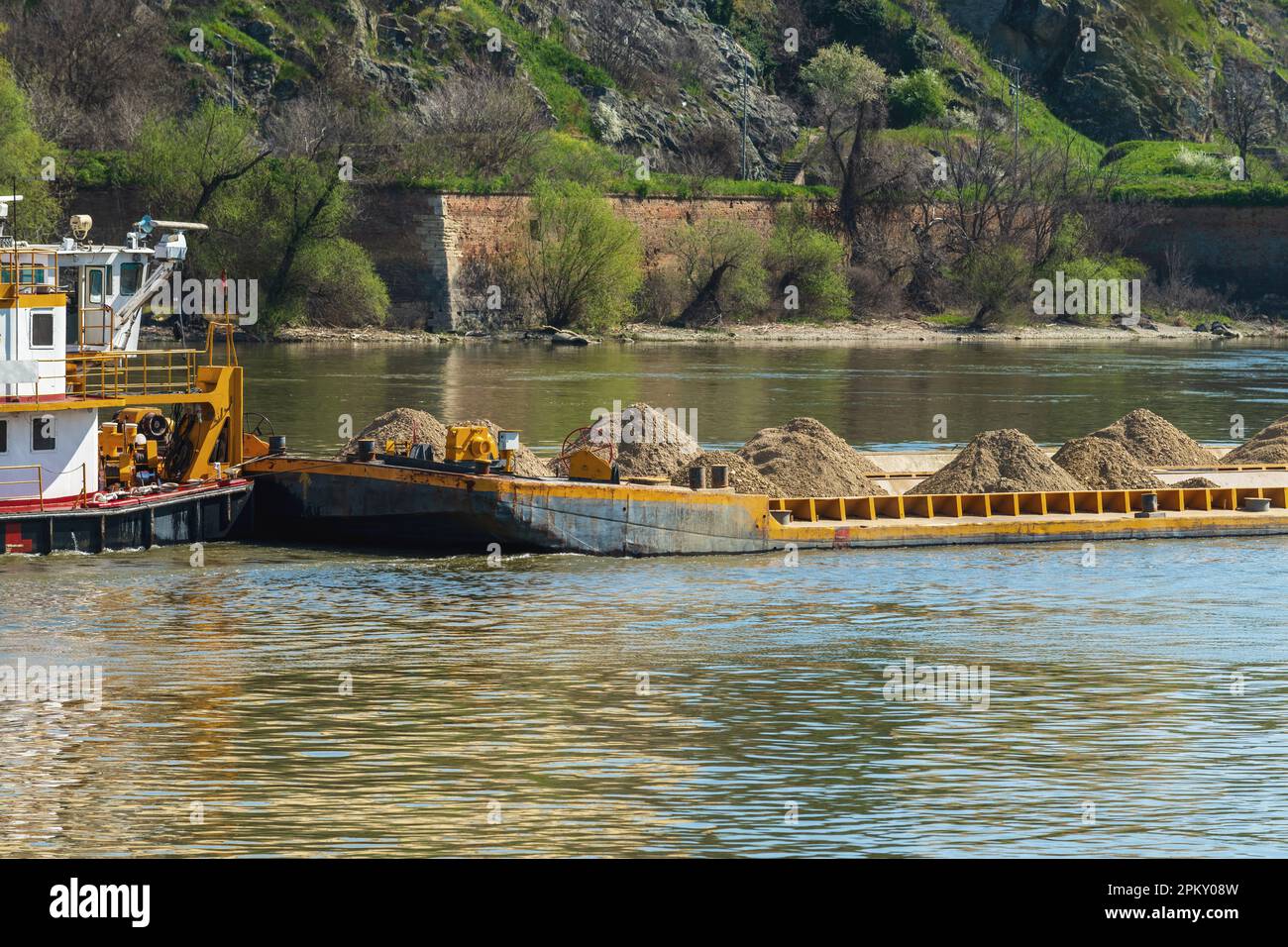 Une barge, bateau à fond plat, poussé par remorqueur le long de la ...