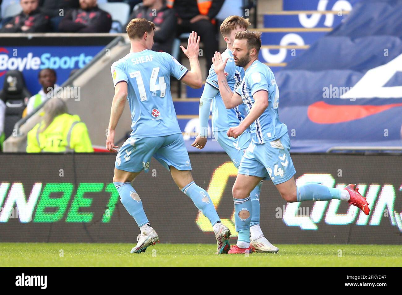 Matthew Godden, de Coventry City (à droite), célèbre le premier but de ...