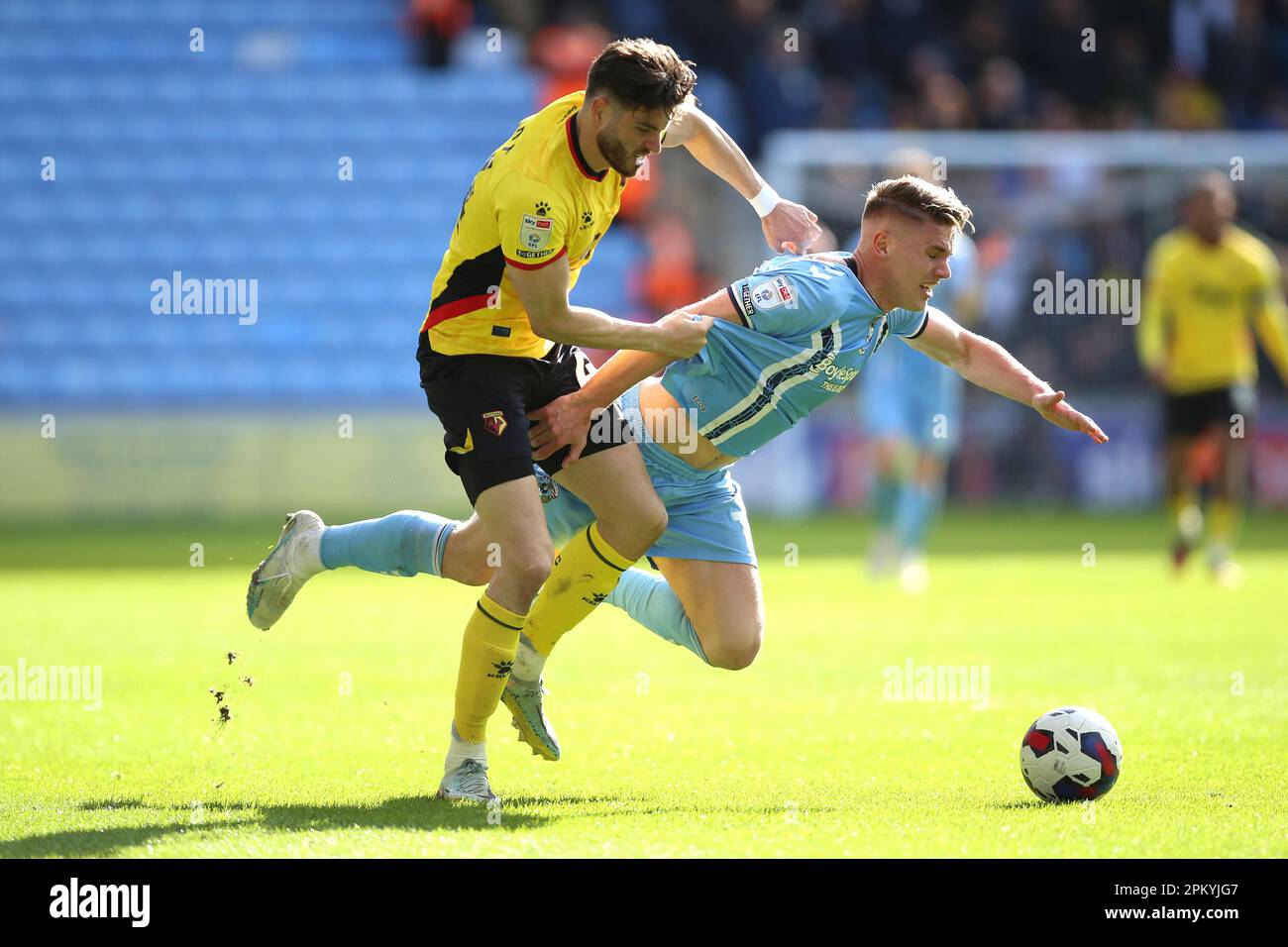 Viktor Gyokeres (à droite) de Coventry City et Wesley Hoedt de Watford ...