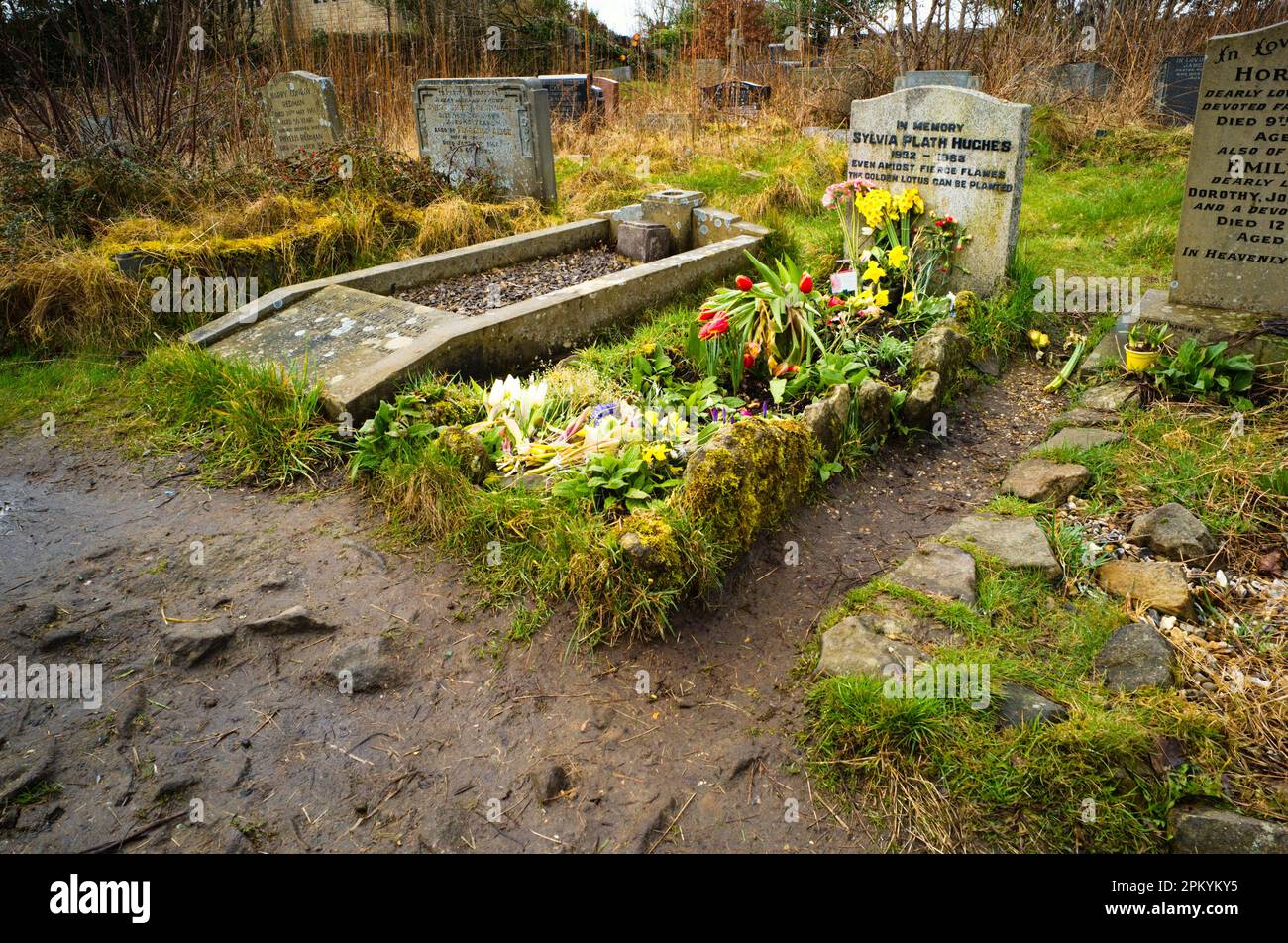 La tombe de Sylvia Plath dans le cimetière St Thomas, Heptonstall, West ...