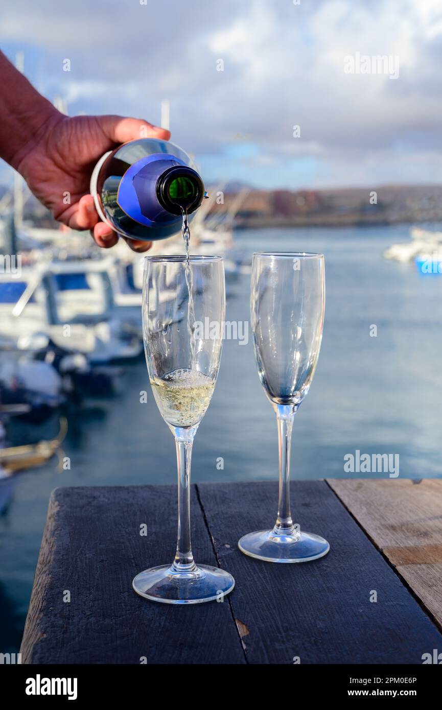 Fête de tous les jours, versement de cava ou de champagne vin mousseux ...