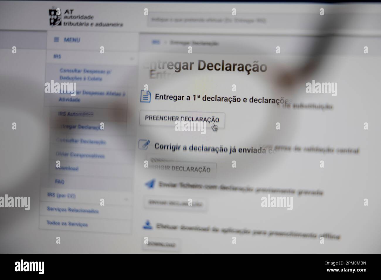 Açores, Portugal - 07.04.2023: Portugais IRS - site officiel, avec le ...