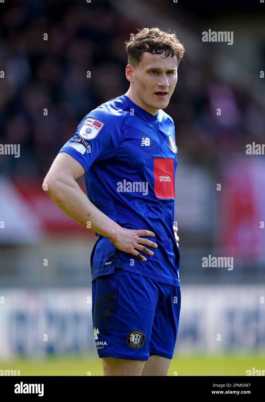 Toby Sims de Harrogate Town lors du match Sky Bet League Two à Brisbane ...