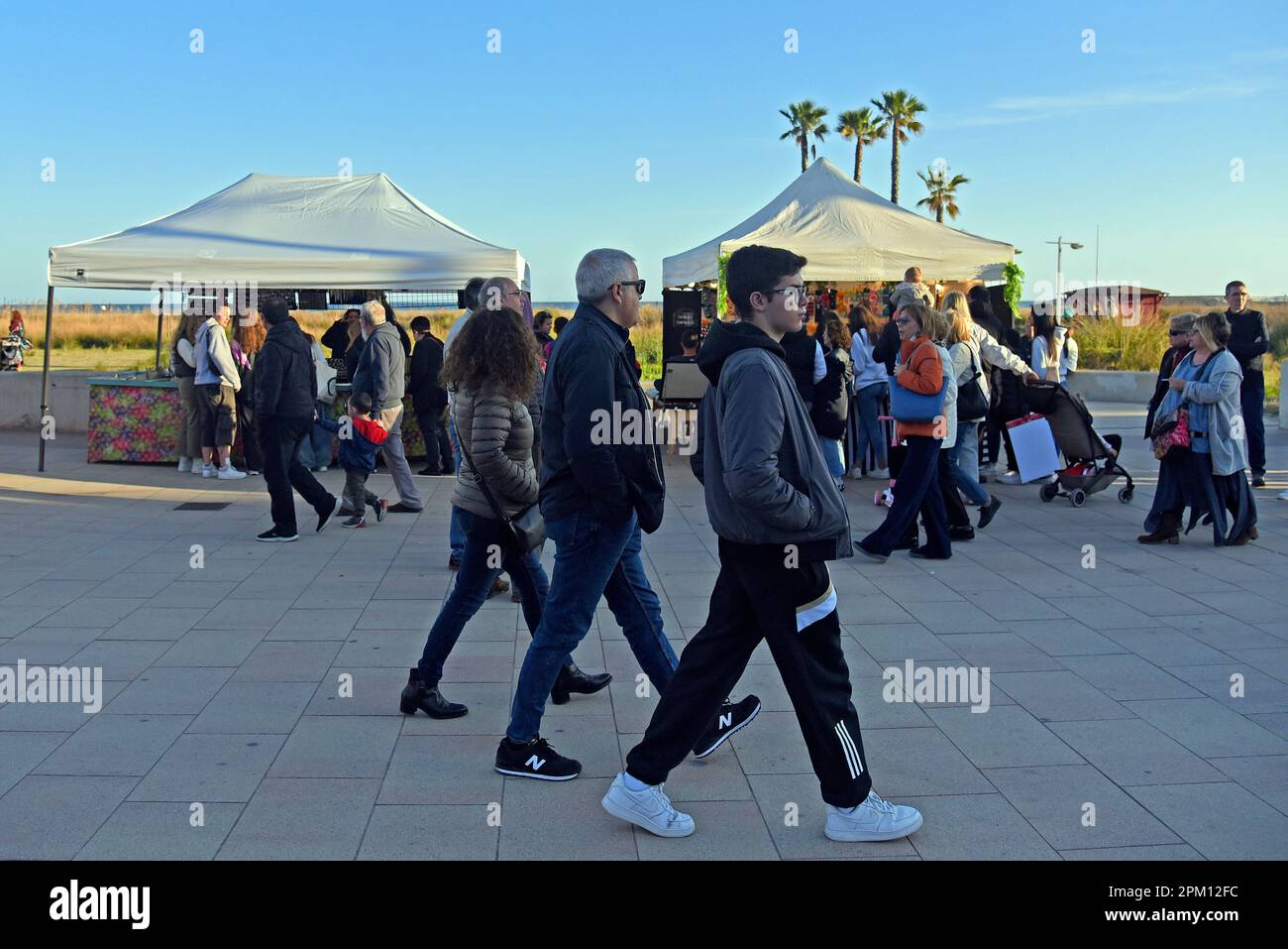 Vendrell, Espagne. 08th avril 2023. Les gens marchent en face du marché ...
