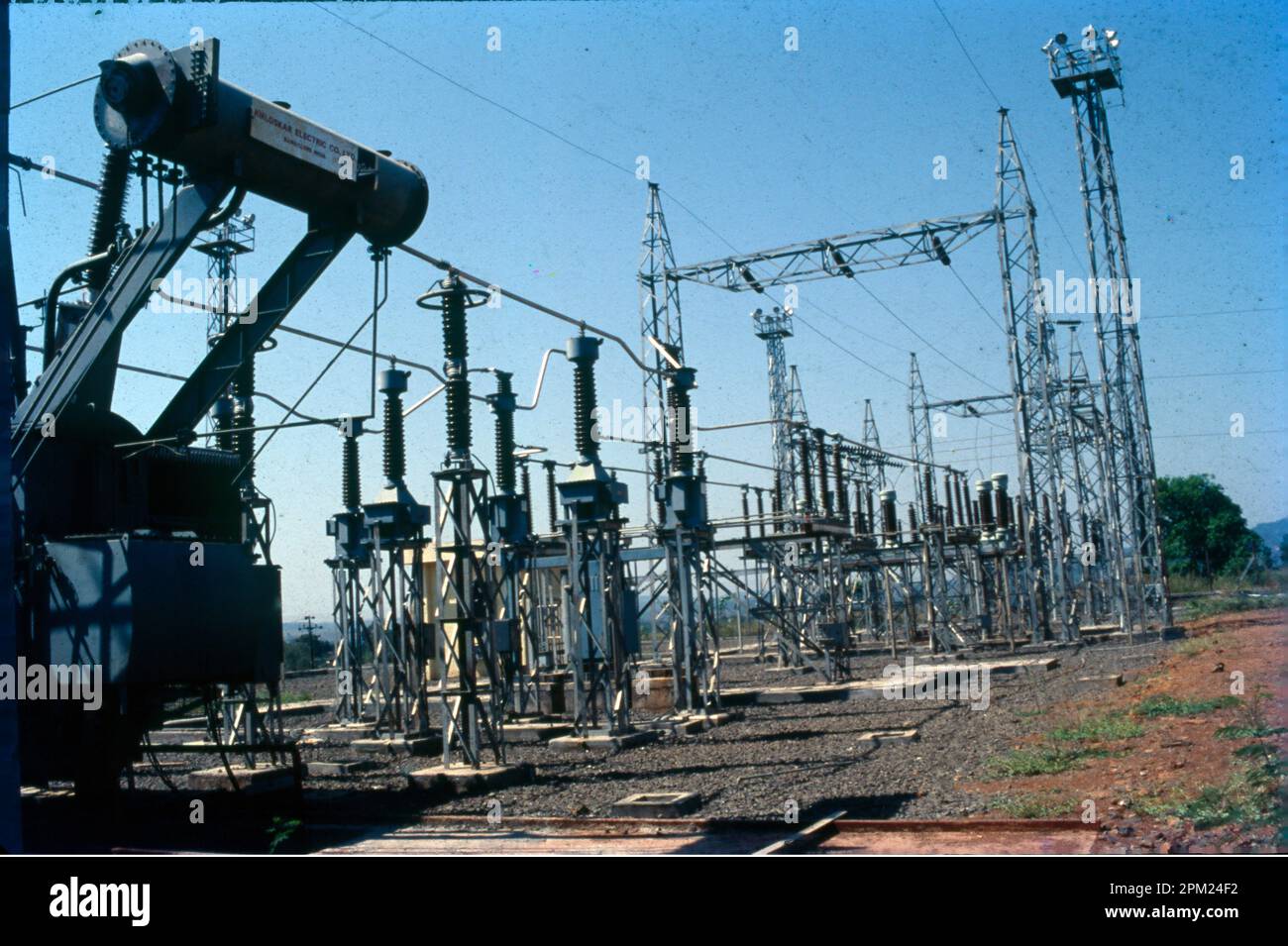 Une sous-station fait partie d'un système de production, de transmission et de distribution d ...