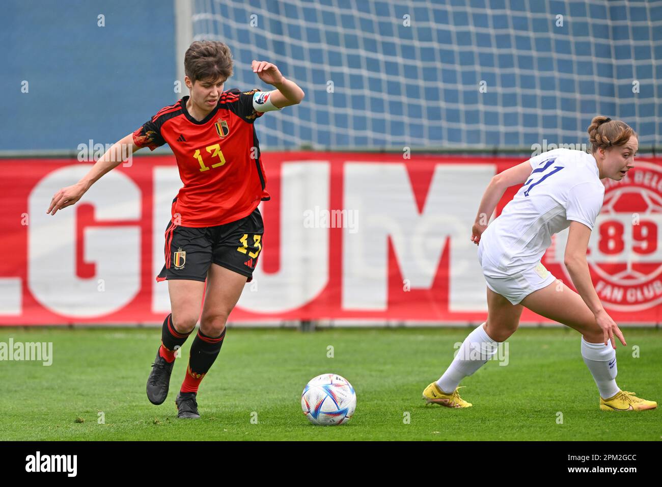 Isabelle Iliano (13) de Belgique et Ella Morris (21) d'Angleterre photographiés lors d'un match ...