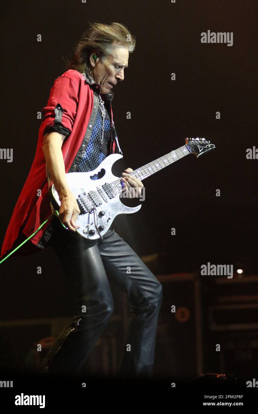 Italie, Jesolo Lido (Venise), 08 avril 2023: Steve Vai se produit au ...