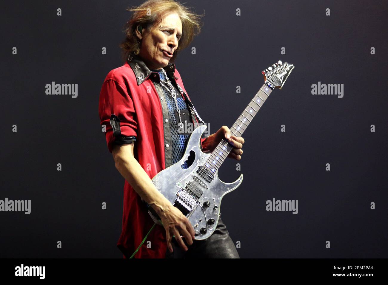 Italie, Jesolo Lido (Venise), 08 avril 2023: Steve Vai se produit au ...