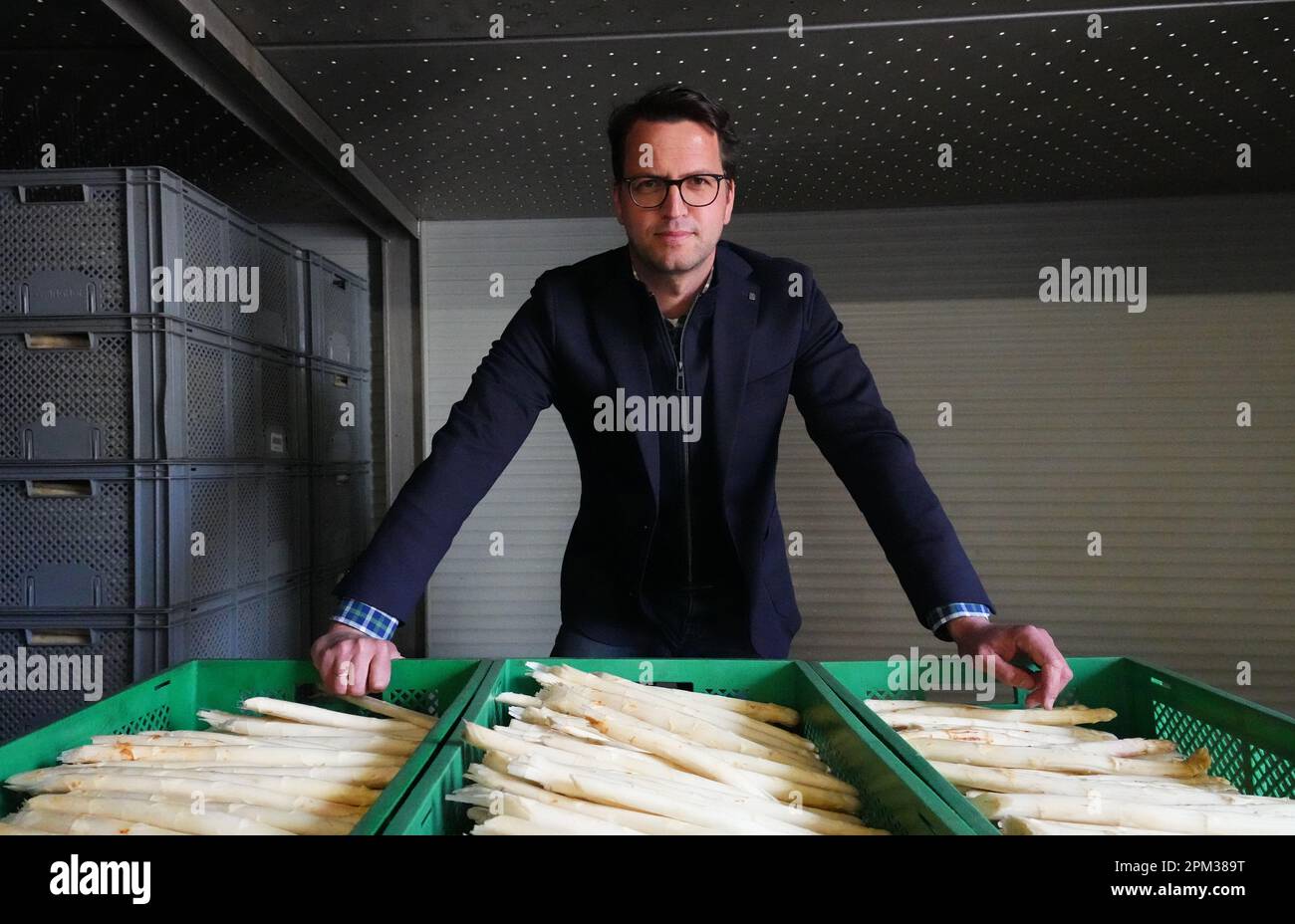 11 avril 2023, Brandebourg, Beelitz/OT Zauchwitz: L'agriculteur Thomas ...