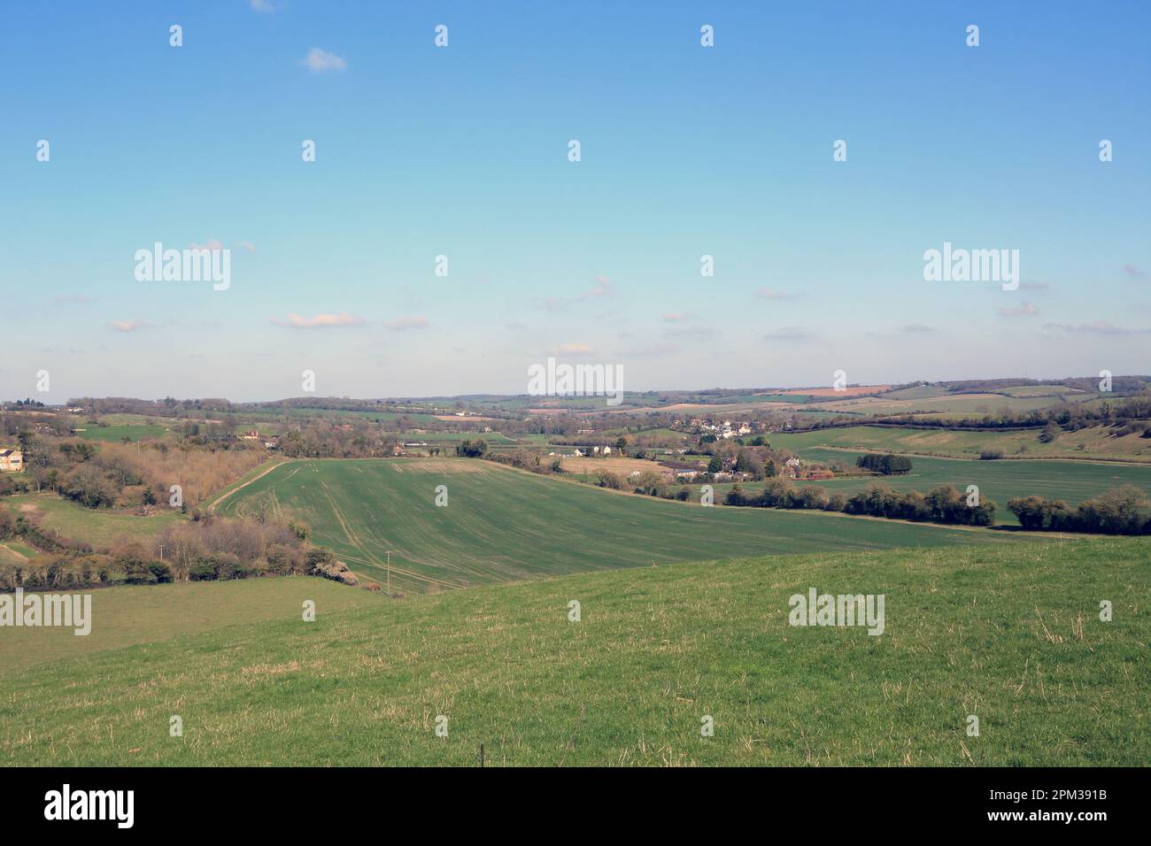 Vue sur les terres agricoles en direction de Lyringe sur les North Kent Downs depuis Farthing ...