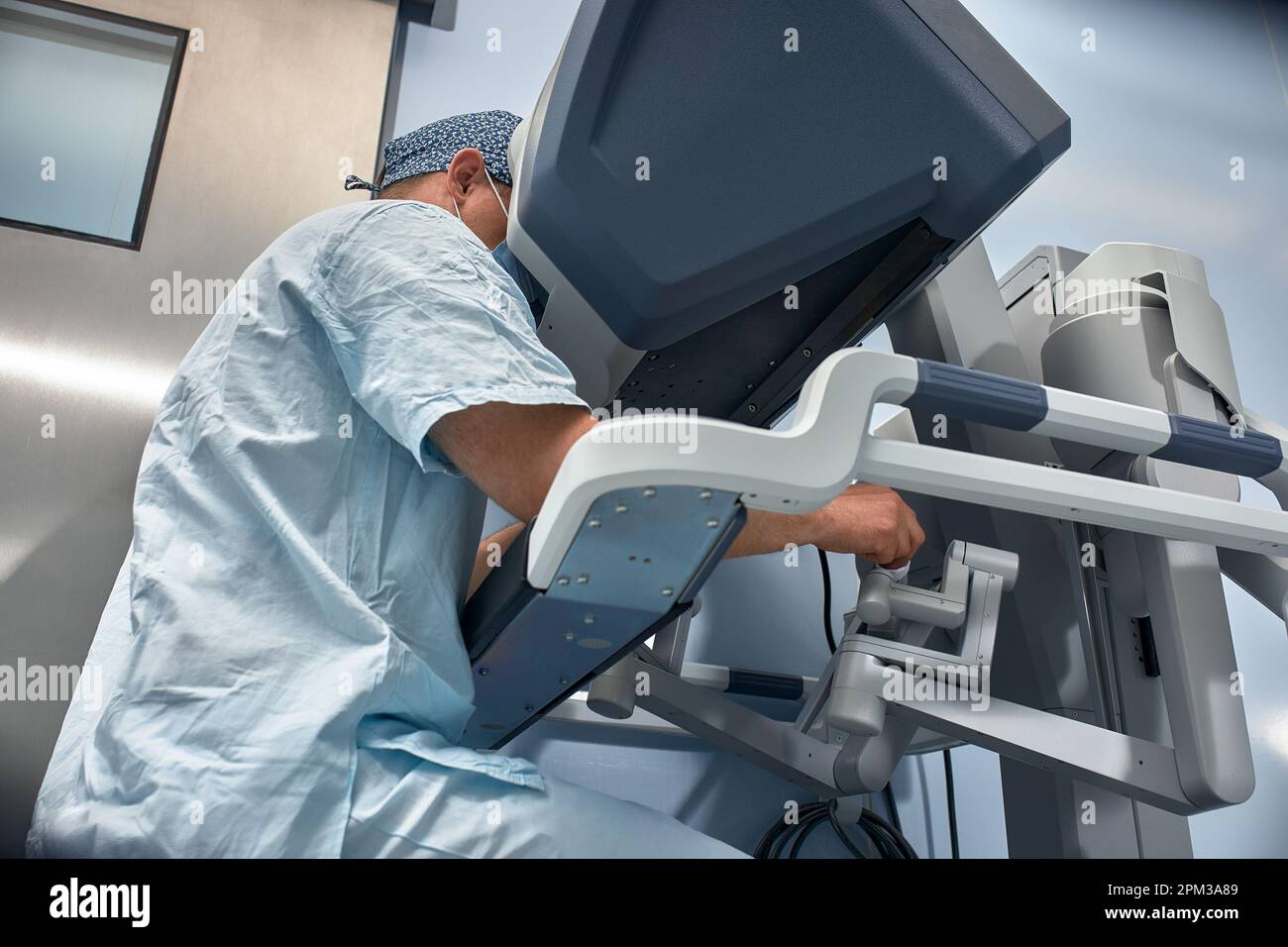 Le chirurgien est à l'ordinateur robot dans un module de contrôle ...