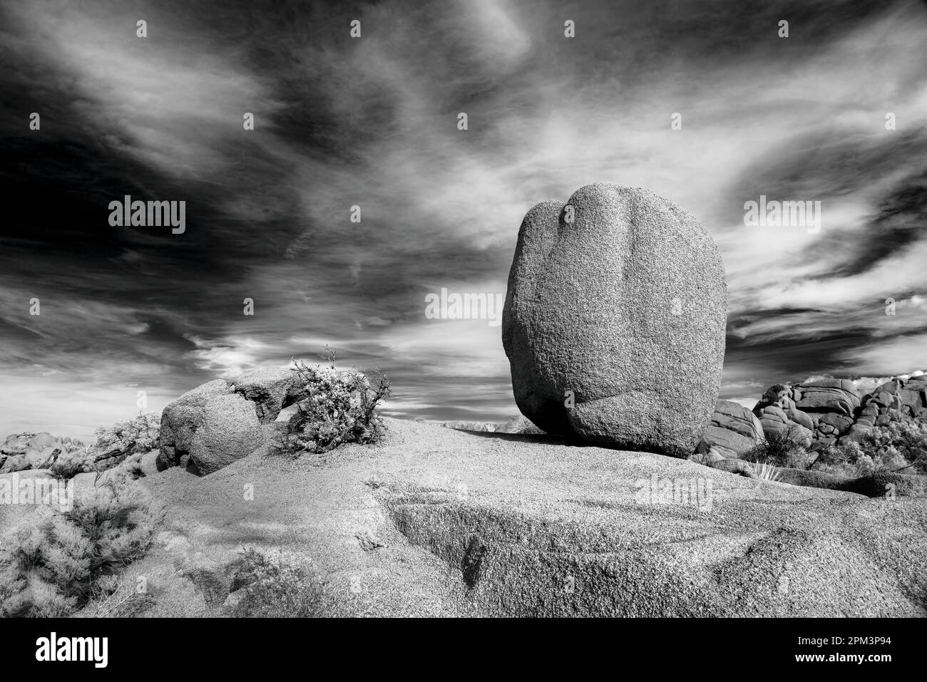 Rocher rond géant dans le désert Banque de photographies et d’images à ...
