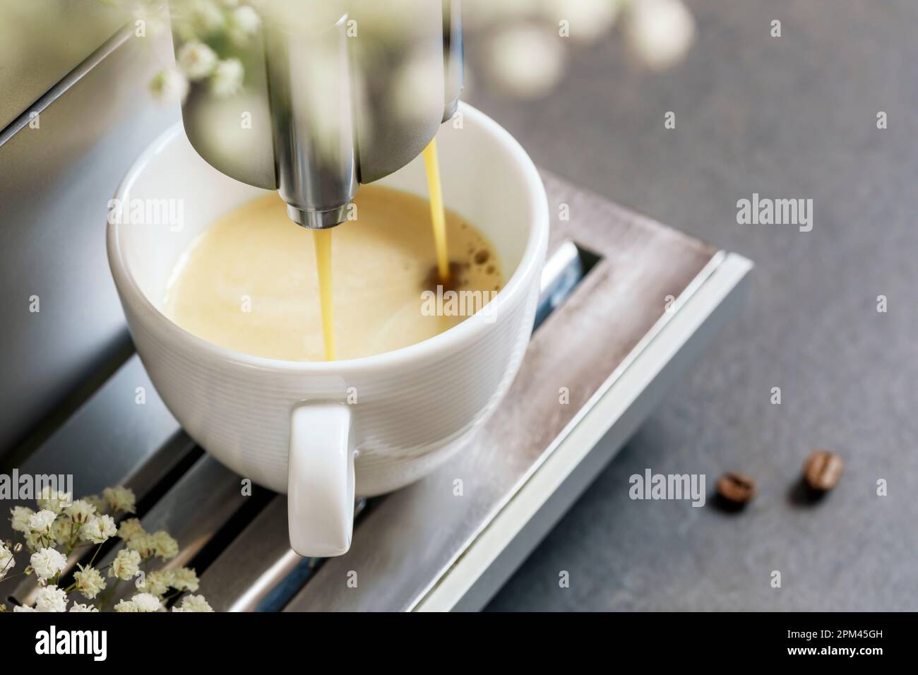 Machine à café pour préparer un espresso. Préparation professionnelle ...