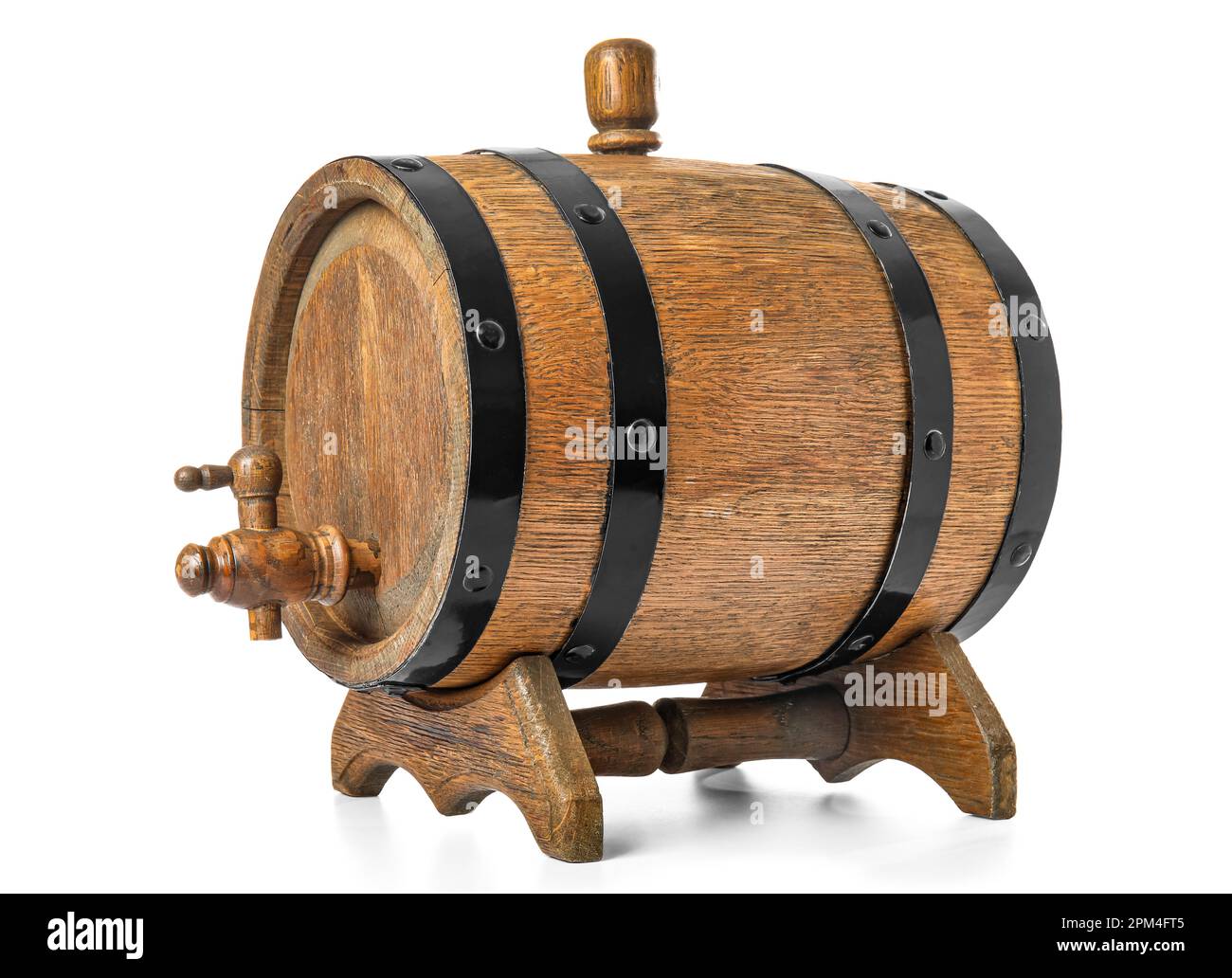 Fût en chêne avec cerceaux et robinet en métal isolés sur fond blanc ...