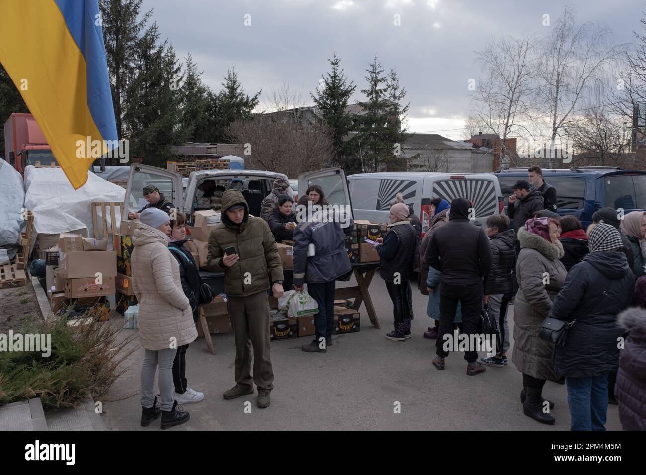 Distribution de l'aide humanitaire dans le village de Tsyrkuny. La ...
