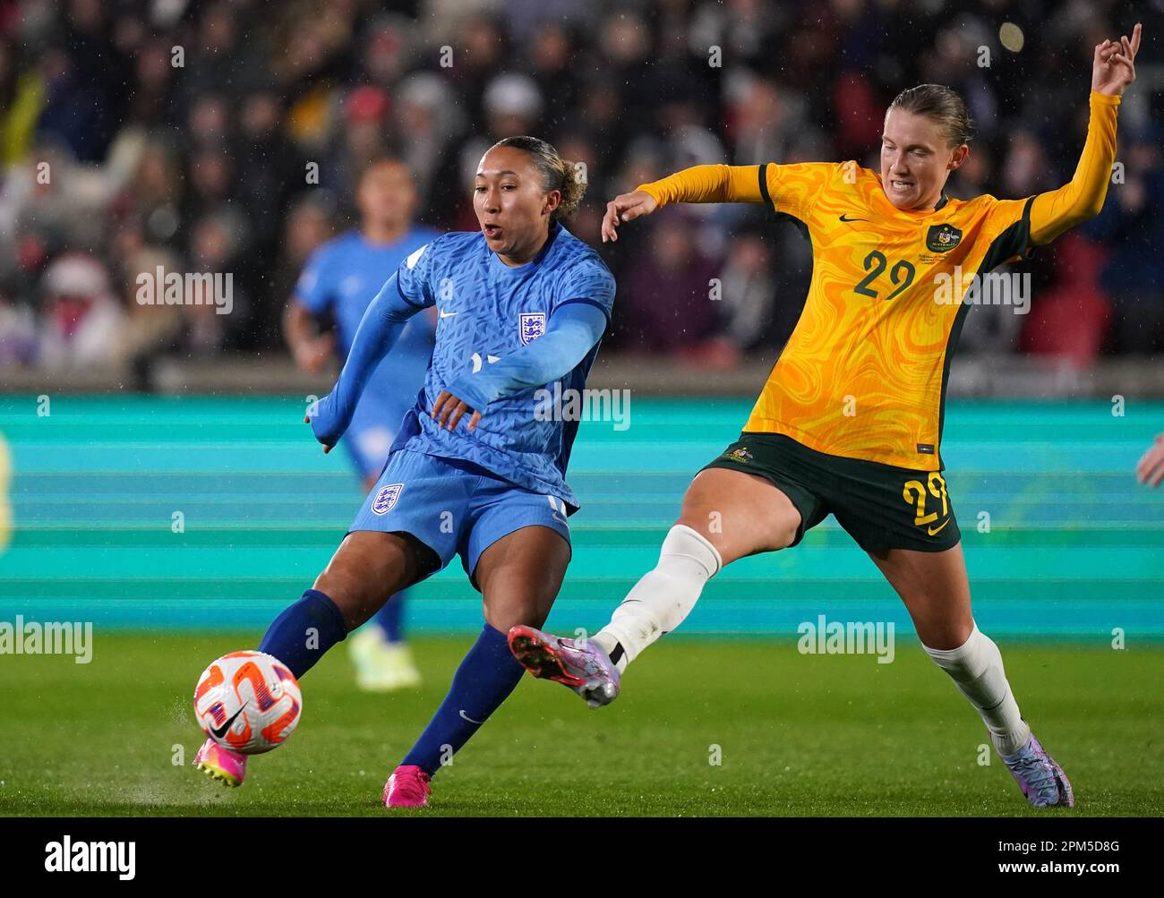Lauren James (à gauche), en Angleterre, et Clare Hunt, en Australie, se ...
