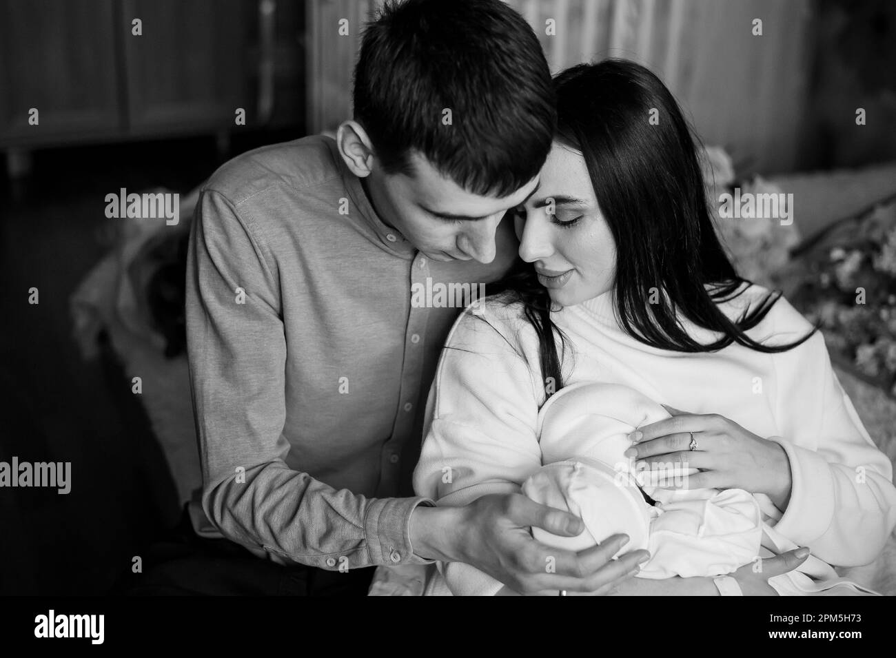 Femme qui allaite un enfant Banque d'images noir et blanc - Alamy
