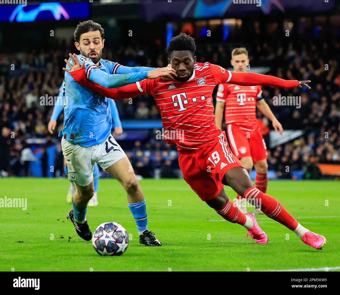 Alphonso Davies #19 du Bayern Munich et Bernardo Silva #20 de ...