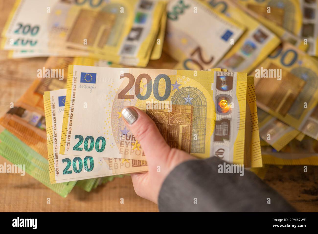 Recalcul de l'argent.200 billets en euros. Comptage des billets en ...