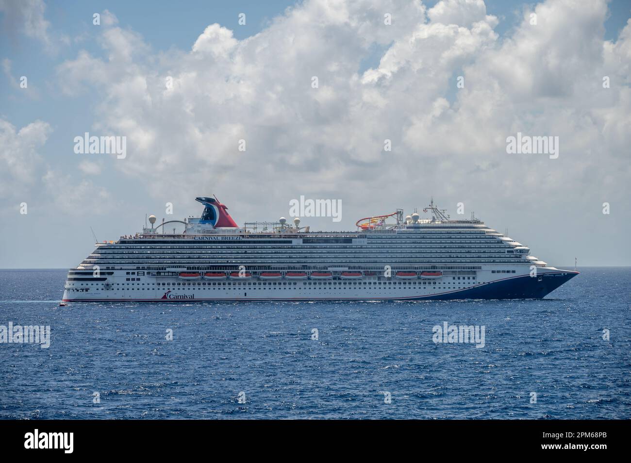 Costa Maya, Mexique - 28 mars 2023: Bateau de croisière Carnival Breeze dans les caraïbes sean ...