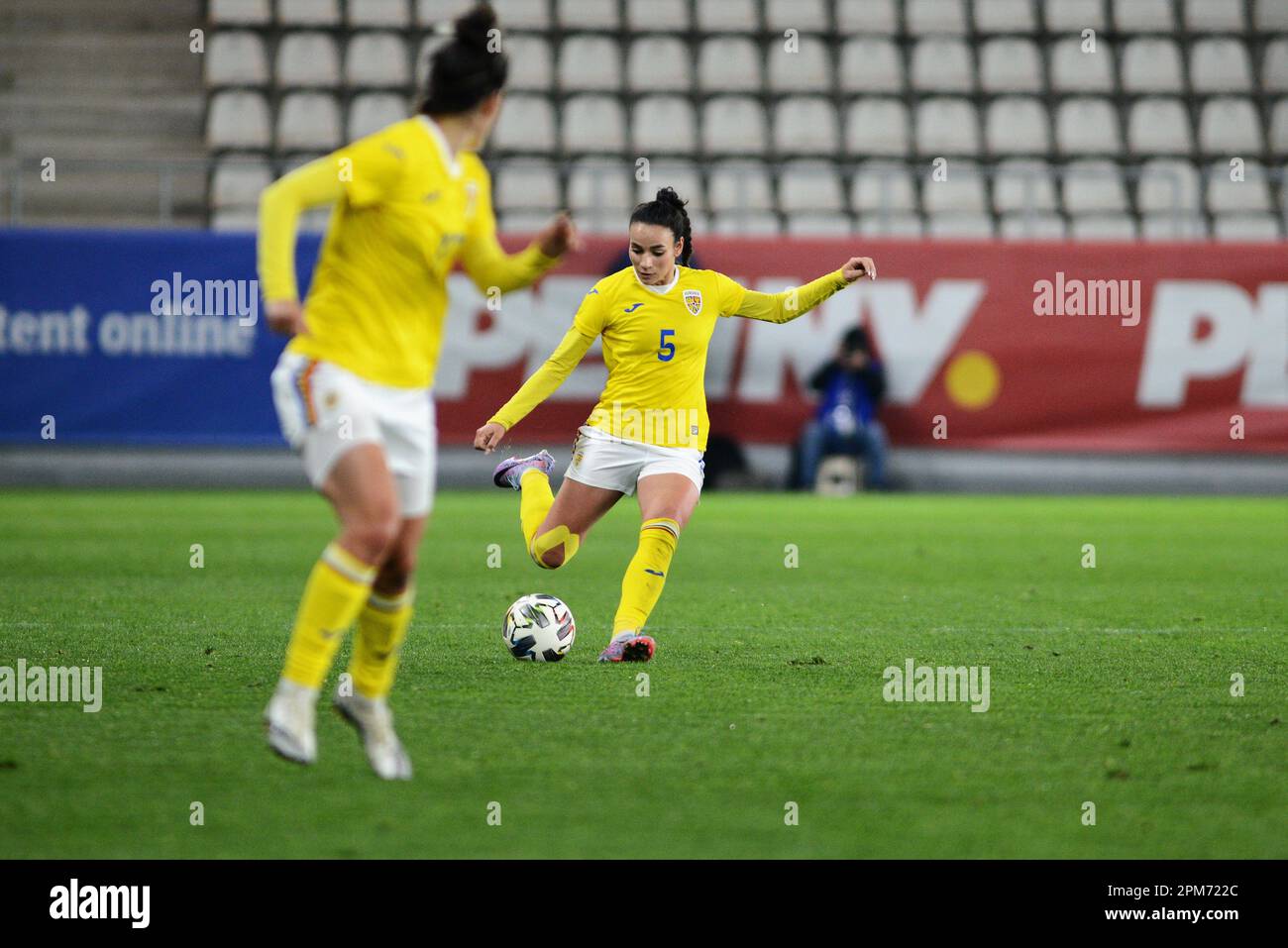 Teodora Meluta #5 pendant le match de football des femmes Romania vs ...