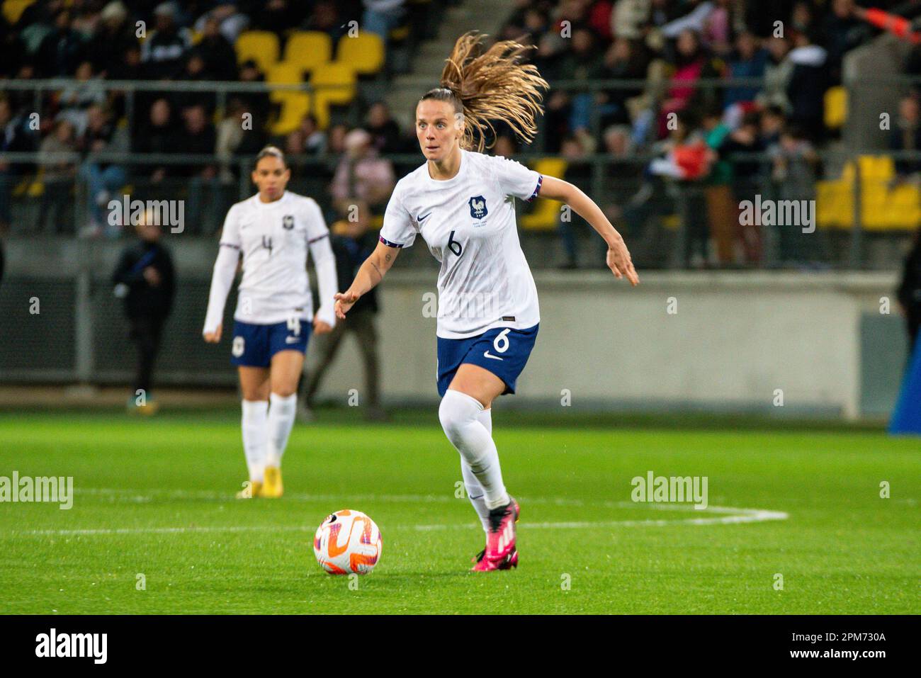 Sandie Toletti de France contrôle le ballon lors du match de football ...