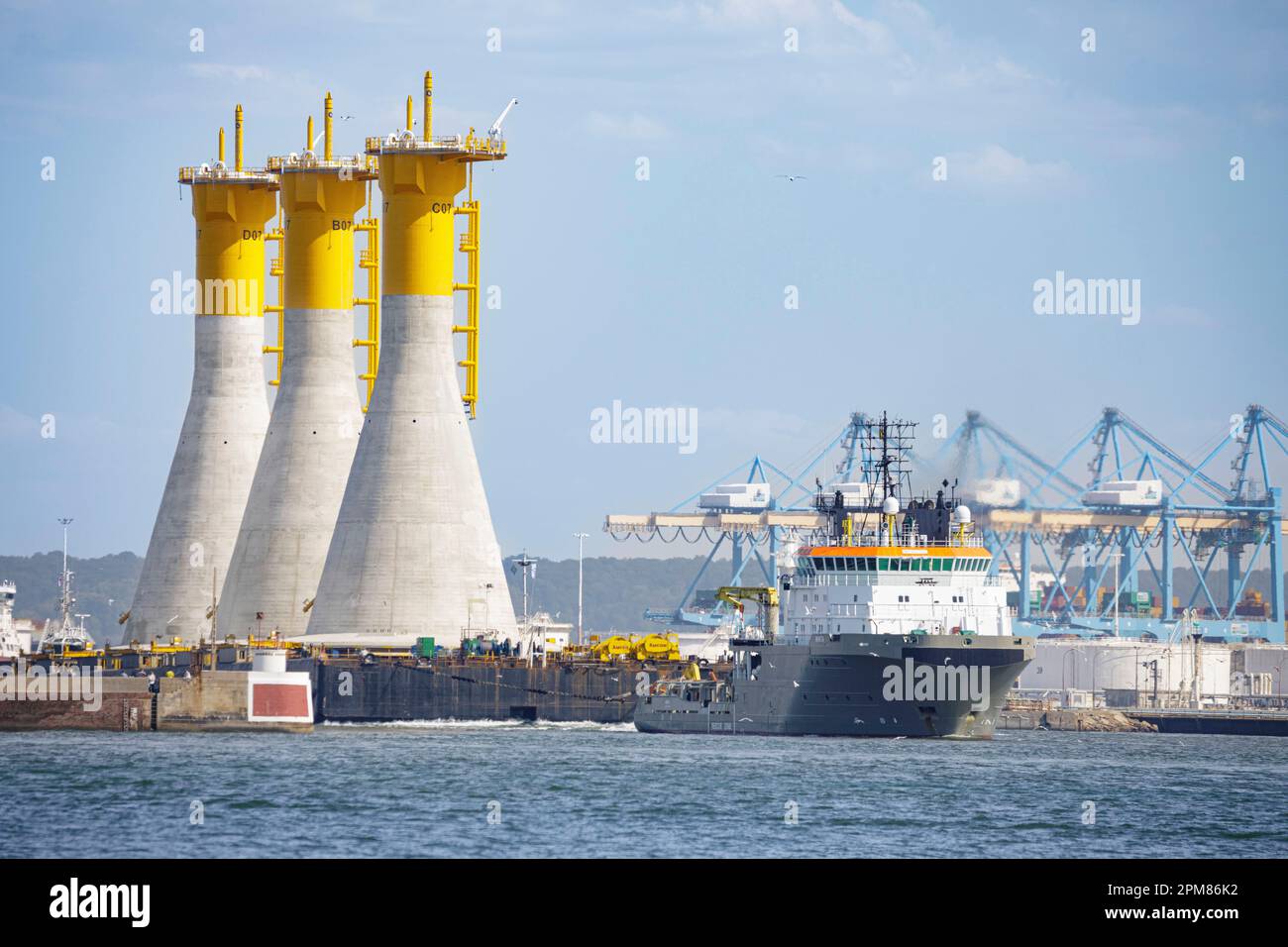 France, Seine-Maritime (76), le Havre, le port, remorqueurs remorquant ...
