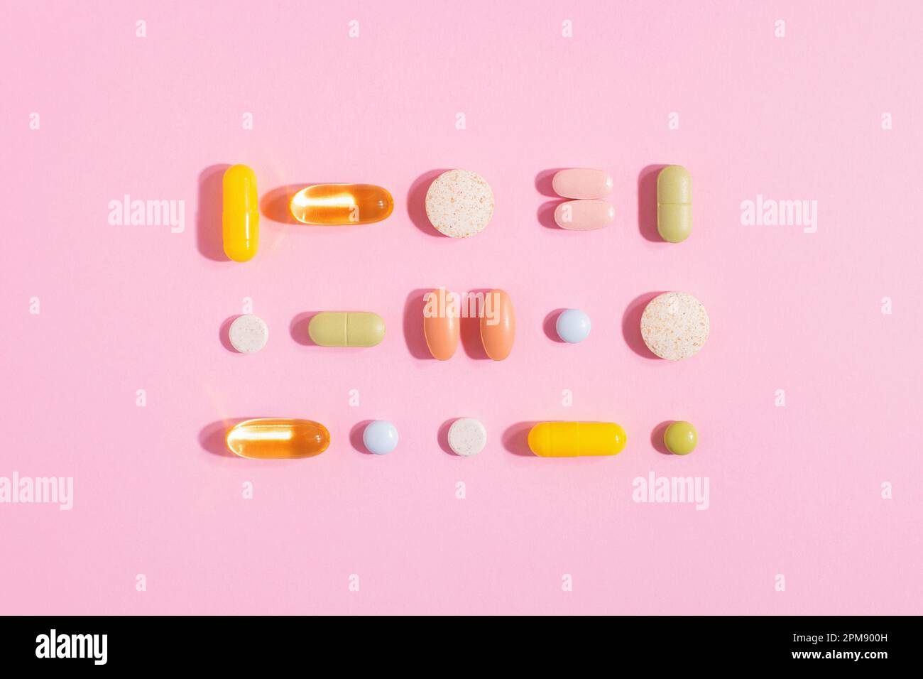Comprimés, comprimés et capsules de pharmacie médicale isolés sur fond ...