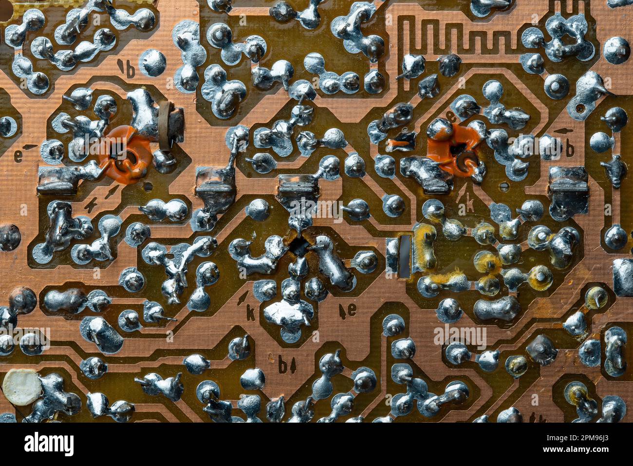 Partie d'une carte électronique de circuit imprimé avec des pistes. Ci ...