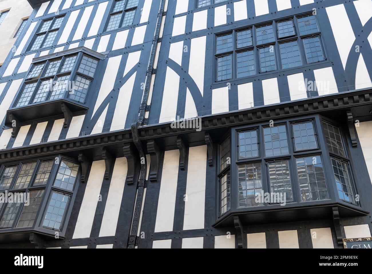 Détails architecturaux d'un bâtiment de style anglais Tudor Photo Stock ...