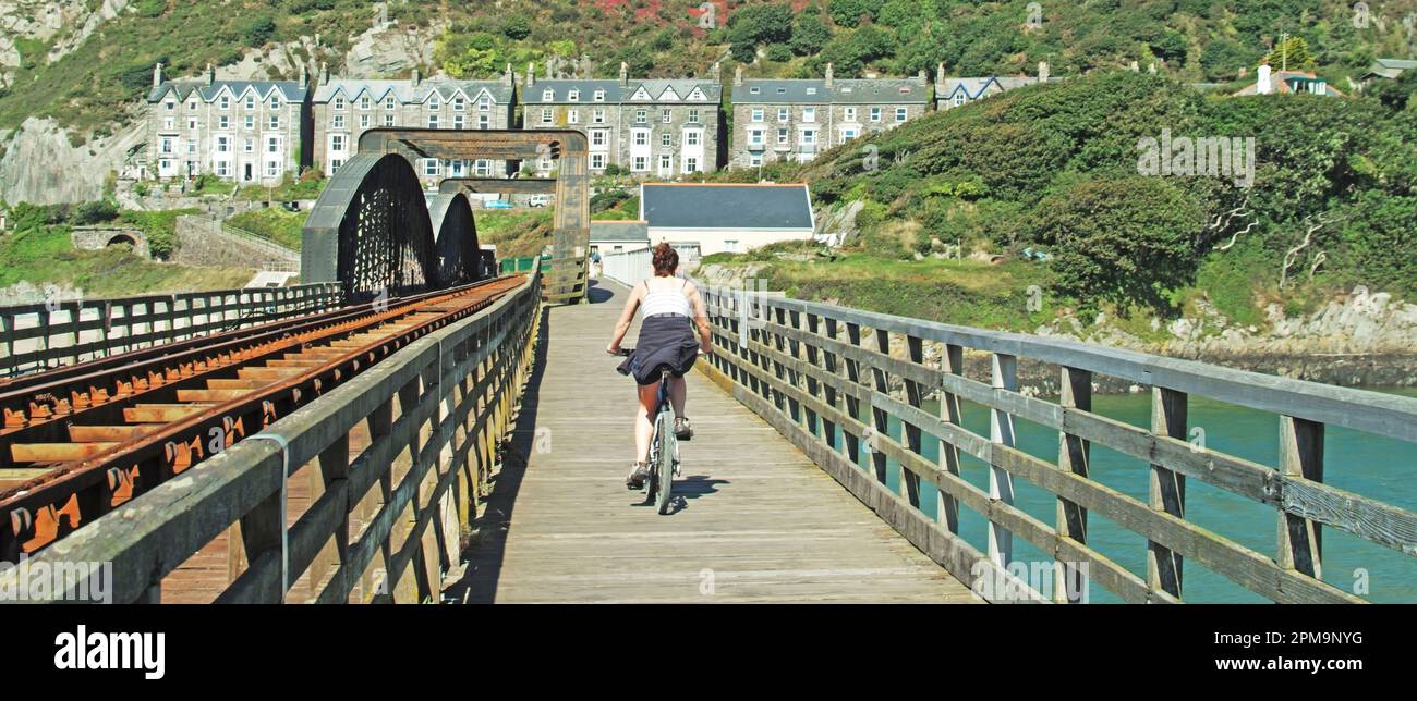 Jeune femme effectuant une promenade en vélo depuis l'extrémité Morfa ...
