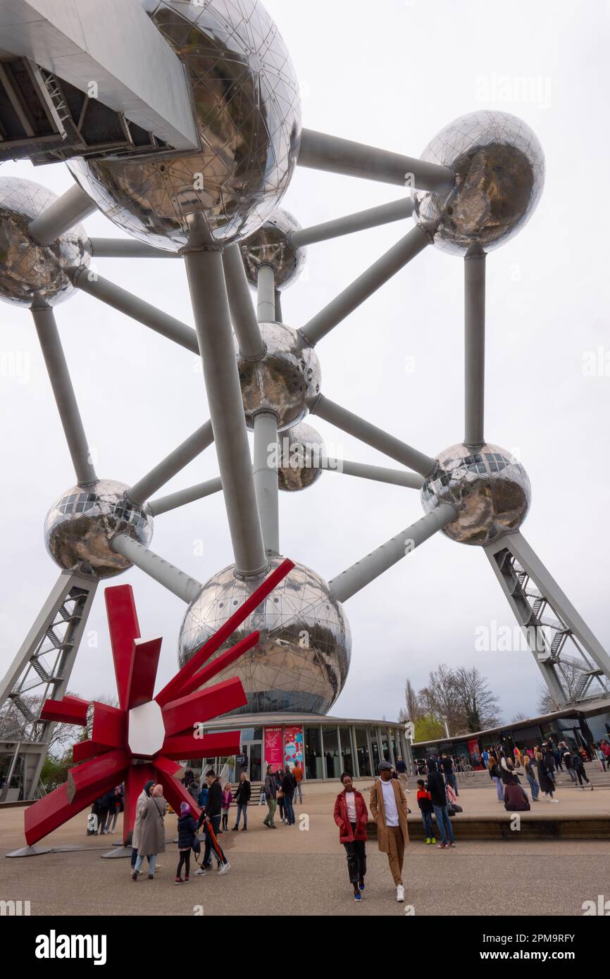 L'Atomium est un bâtiment moderniste historique de Bruxelles, en ...