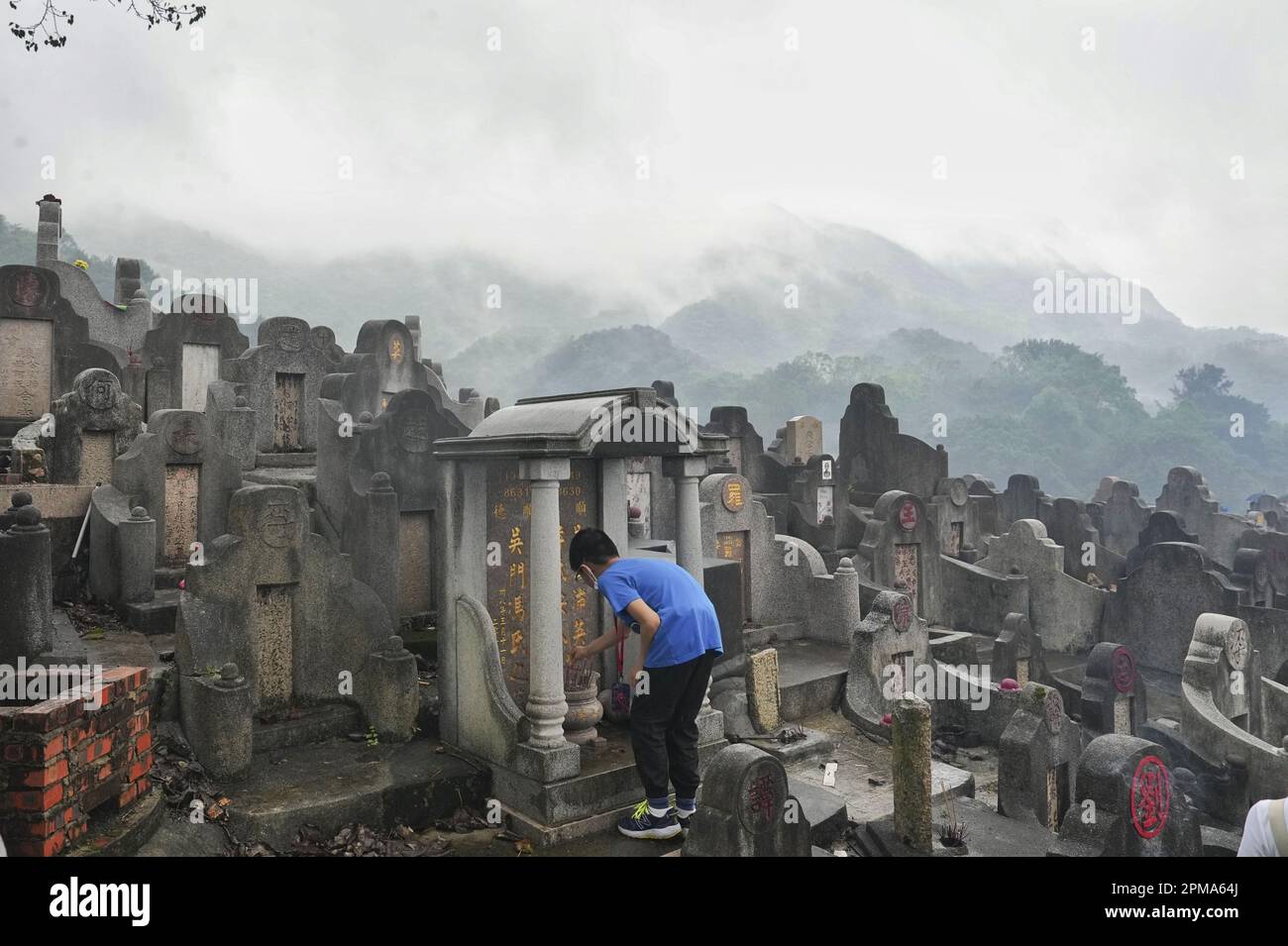 Les balayeurs de tombes adorent leurs ancêtres au cimetière de Diamond ...