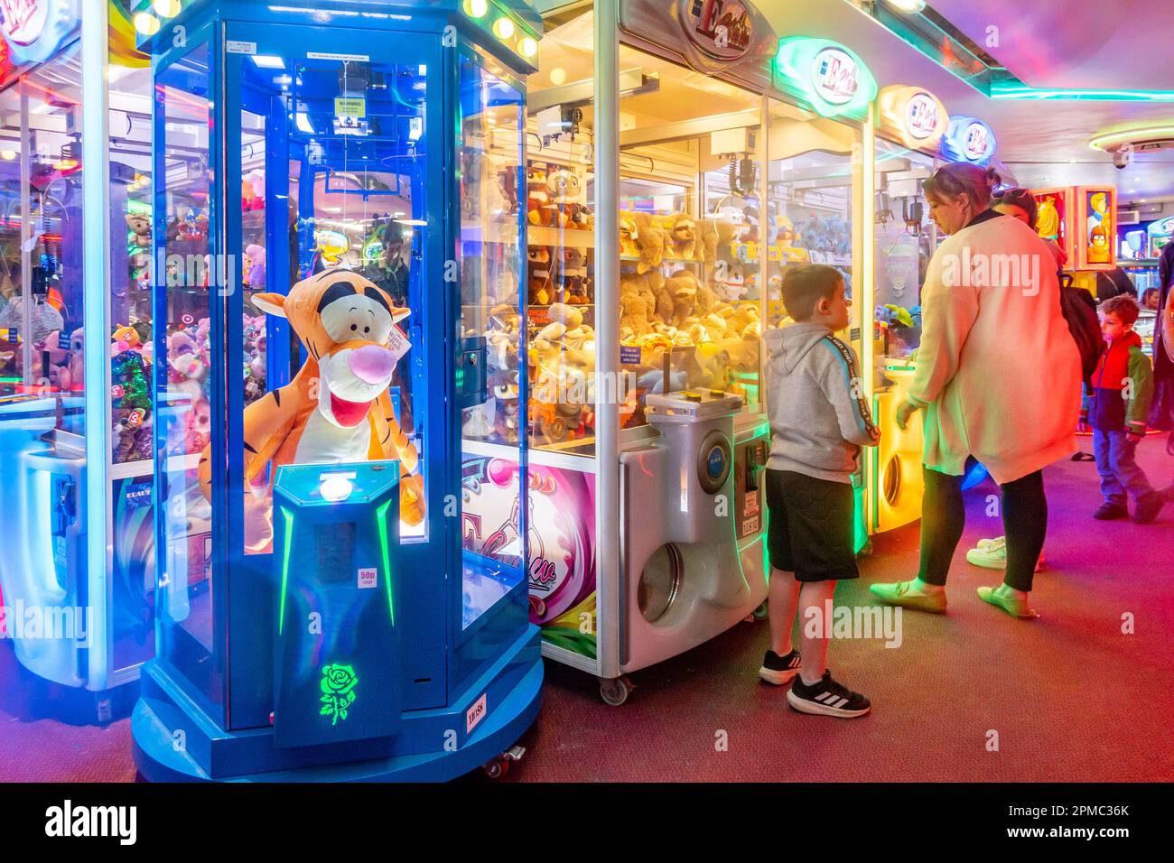 Les machines à griffes dans une salle d'arcade remplie de prix à gagner ...