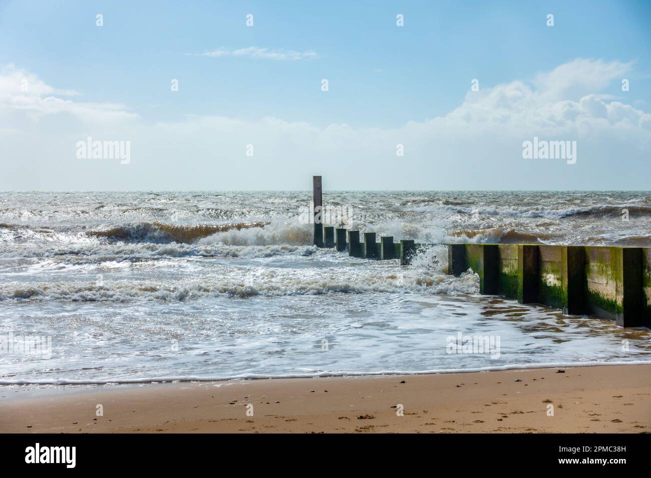 Une groyne s'ouvrant dans la mer, perpendiculaire au rivage sur Durley ...