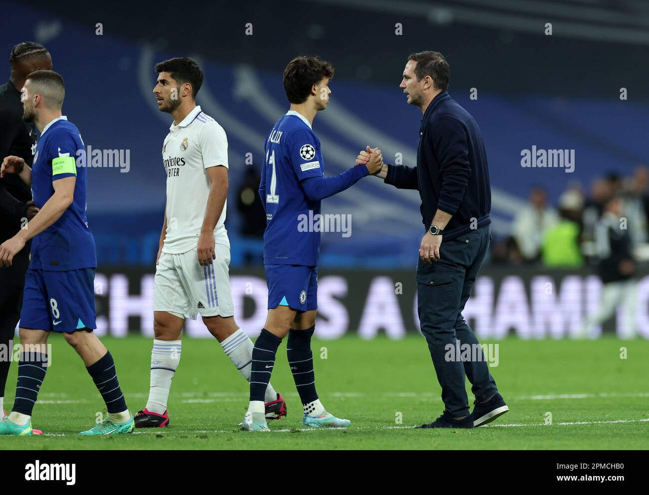 Frank Lampard, le Manager de Chelsea, serre la main avec Joao Felix ...