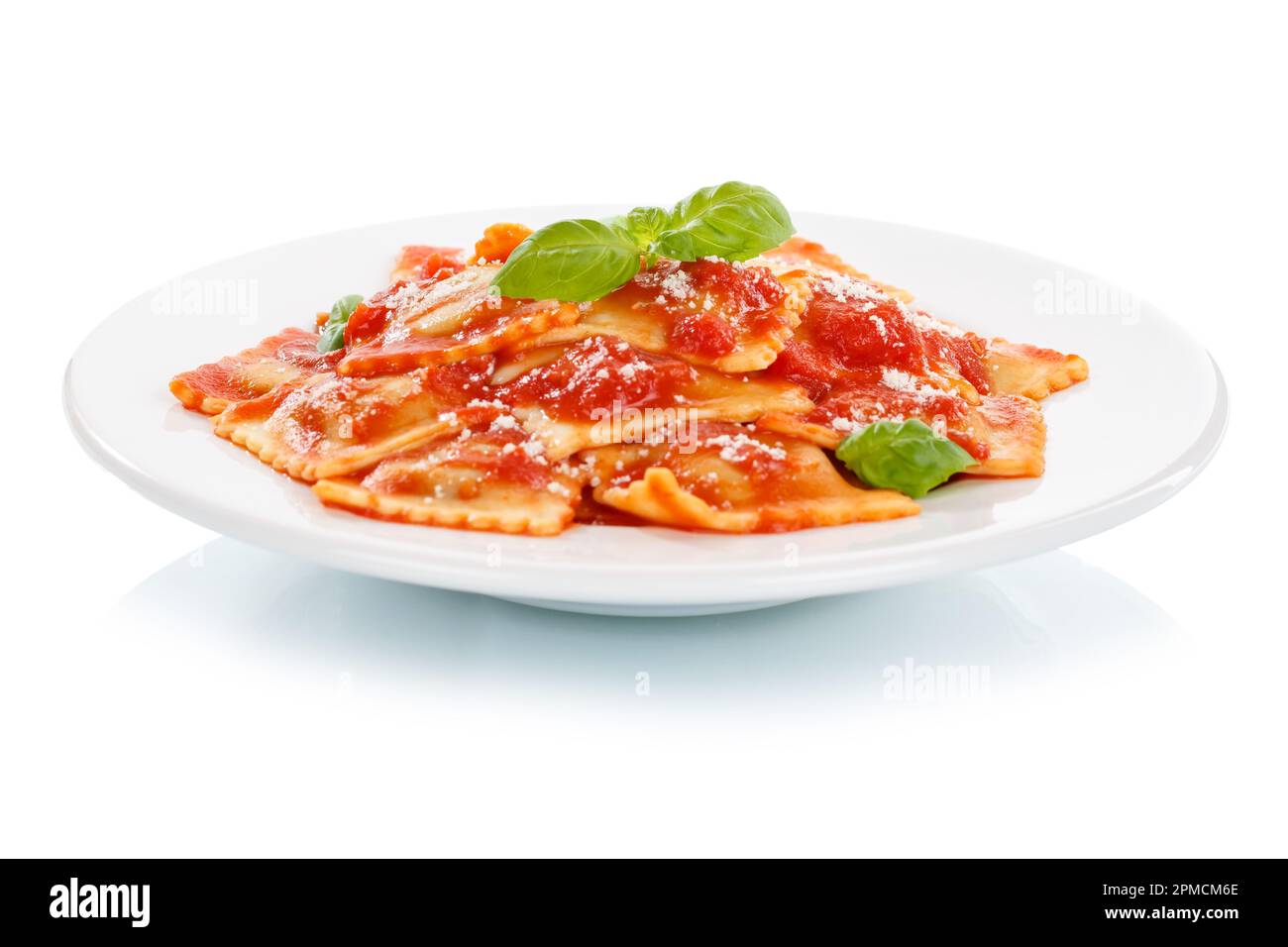 Ravioli repas de pâtes isolé sur un fond blanc de l'Italie pour le ...