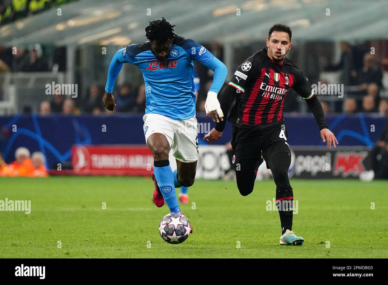 Andre' Zambo Anguissa (SSC Napoli) et Ismael Bennacer (AC Milan) pendant la Ligue des champions ...