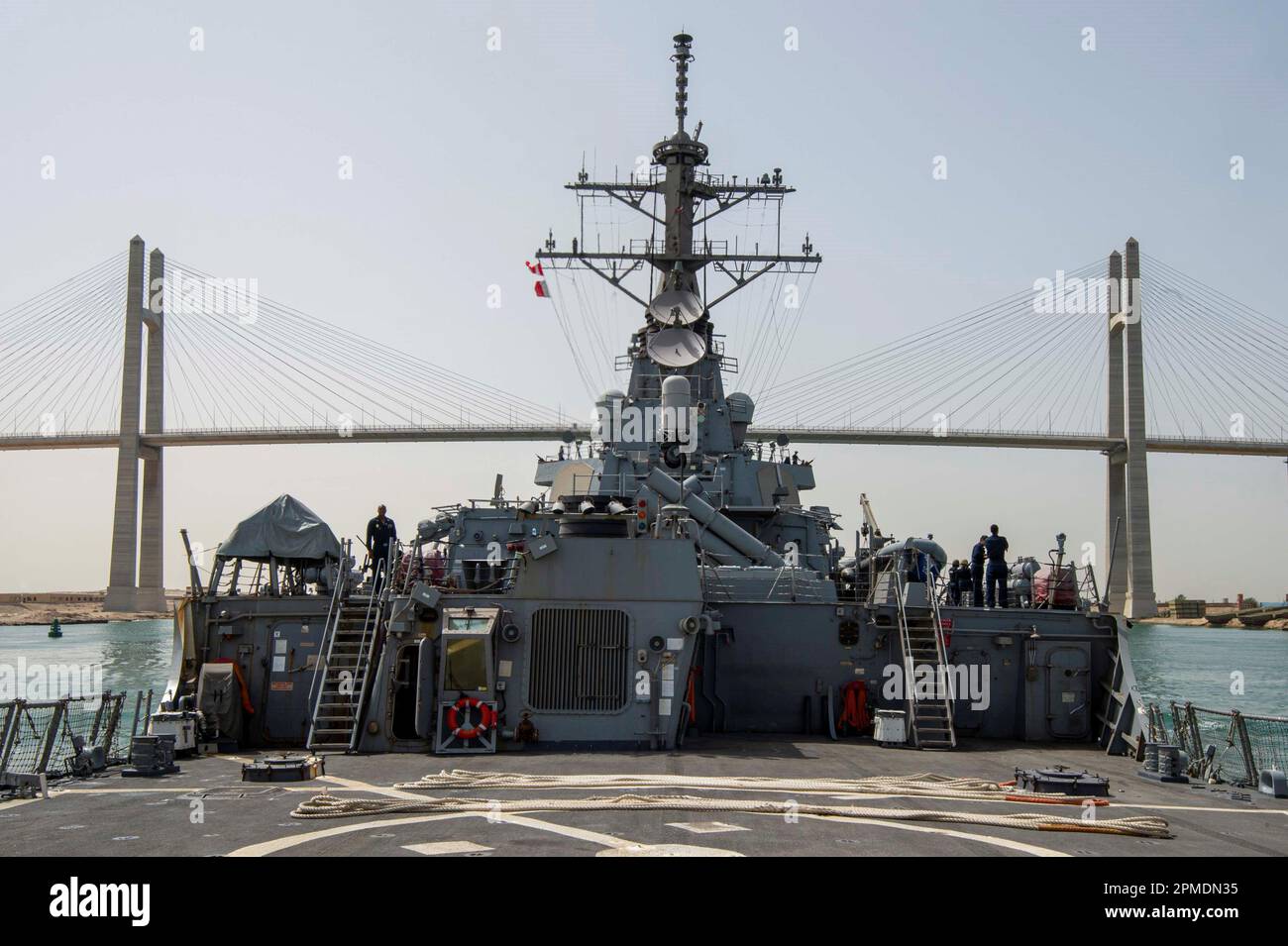 230407-N-NH267-1012 CANAL de la SUEZ (7 avril 2023) le destroyer à ...