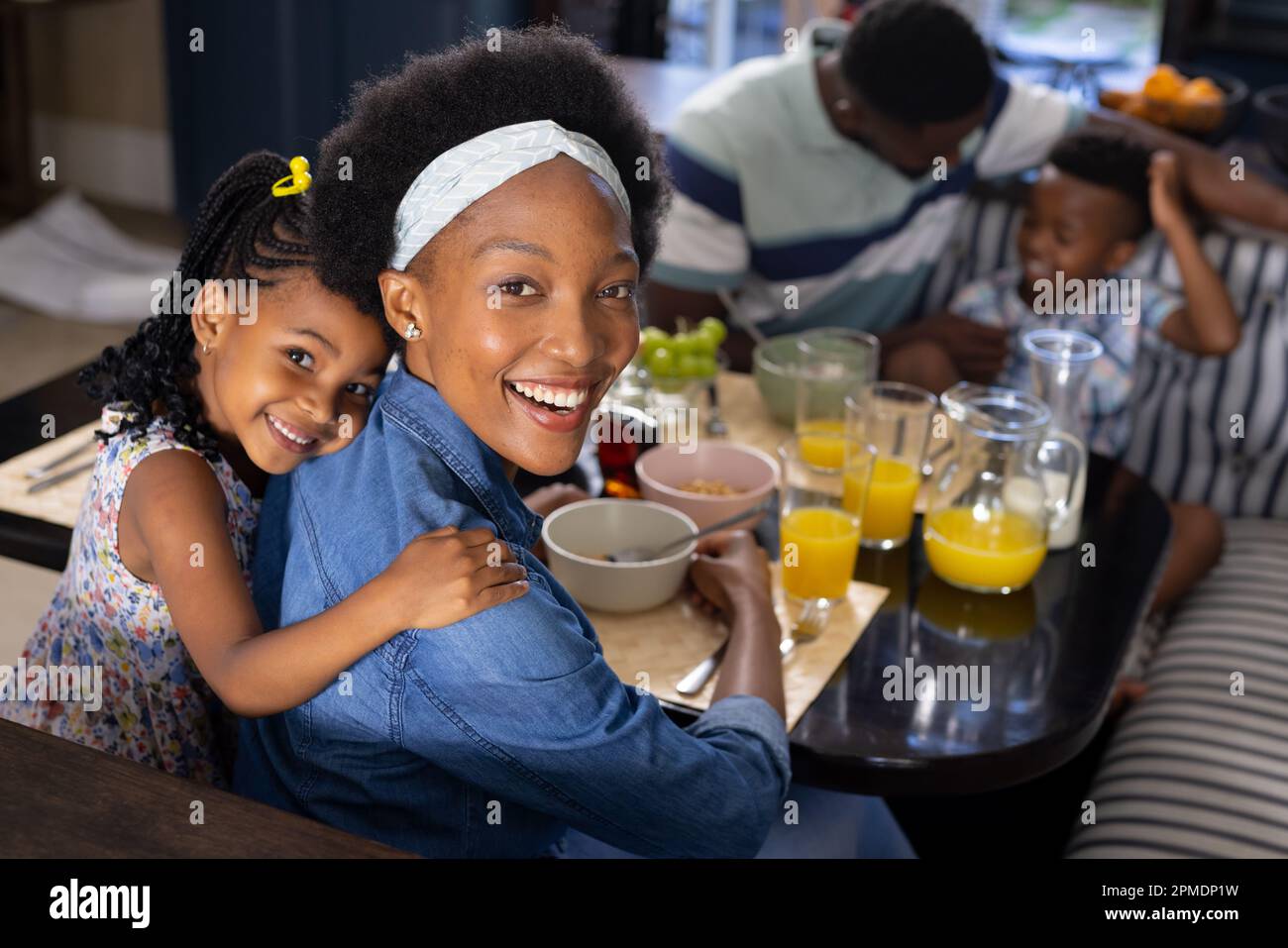 Portrait En Grand Angle De La Joyeuse Mère Et Fille Afro Américaine