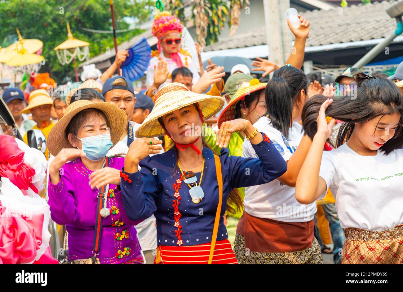 PAI,Mae Hong son,Thaïlande-4 avril 2023:des foules de gens défilent ...