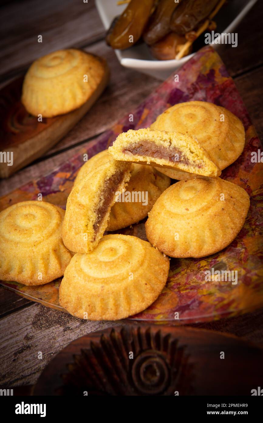 Traditionnel eid maamoul ou mamoul biscuits avec dates, noix, et ...