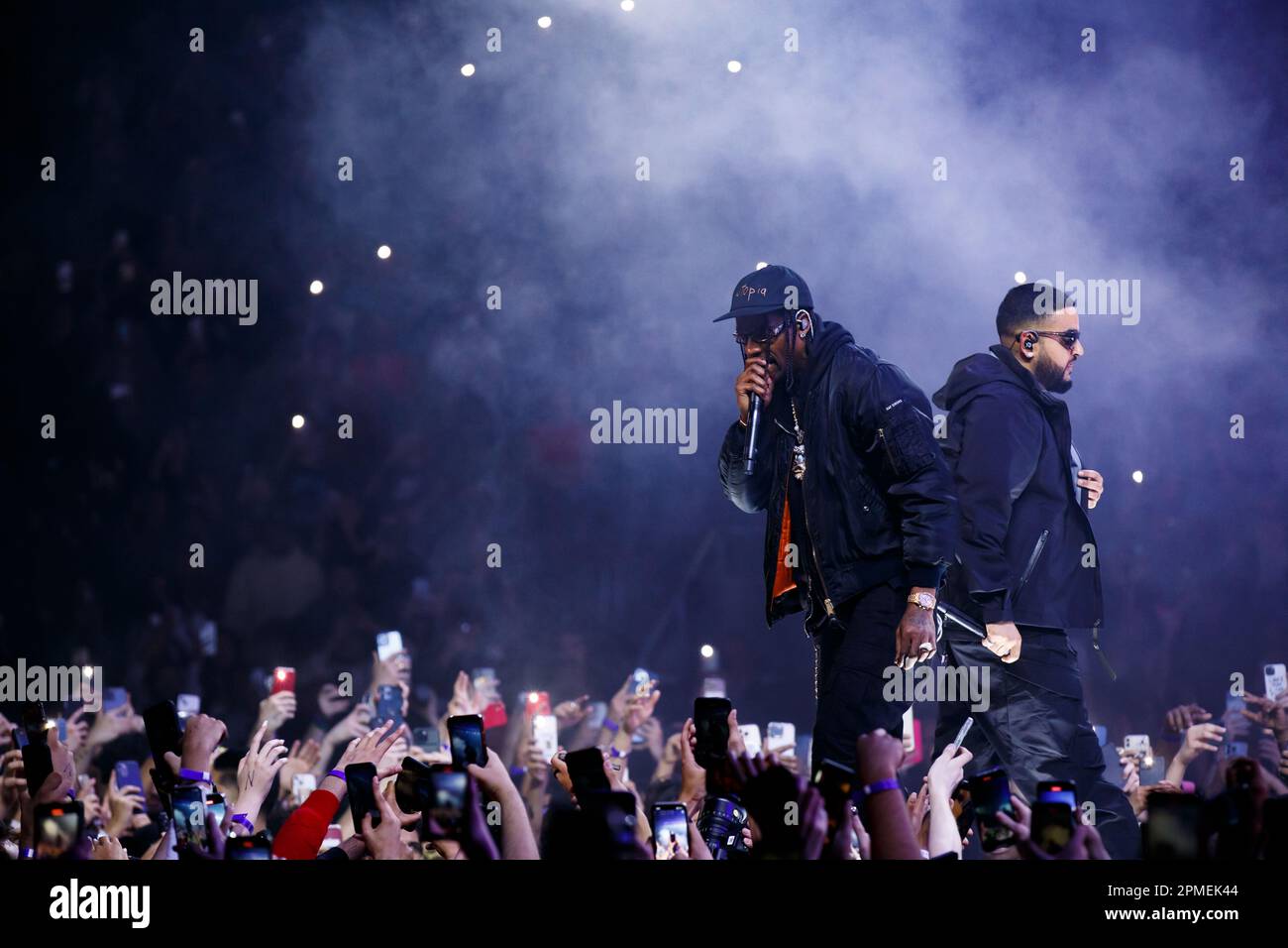 Travis Scott se joint au rappeur NAV sur scène lors de la tournée Never ...