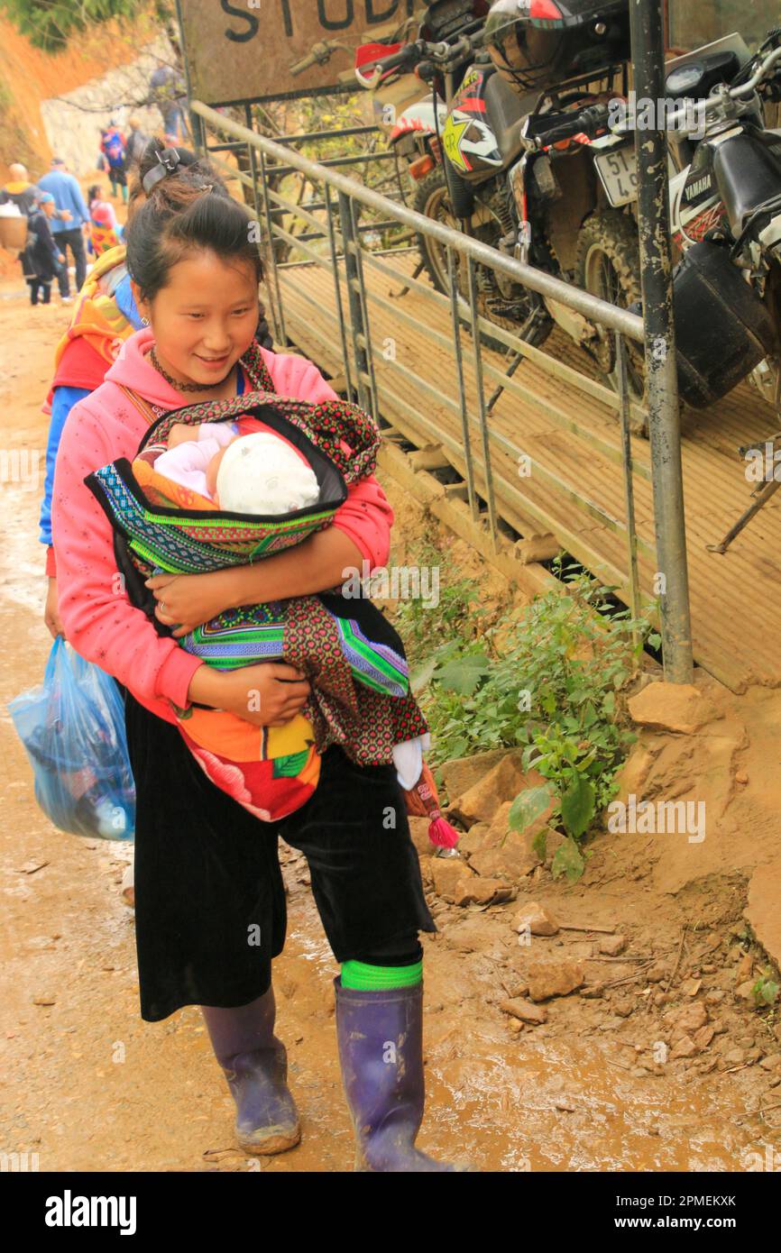 Portrait d'une femme vietnamienne du Nord-Ouest photographiée à sa Pa ...