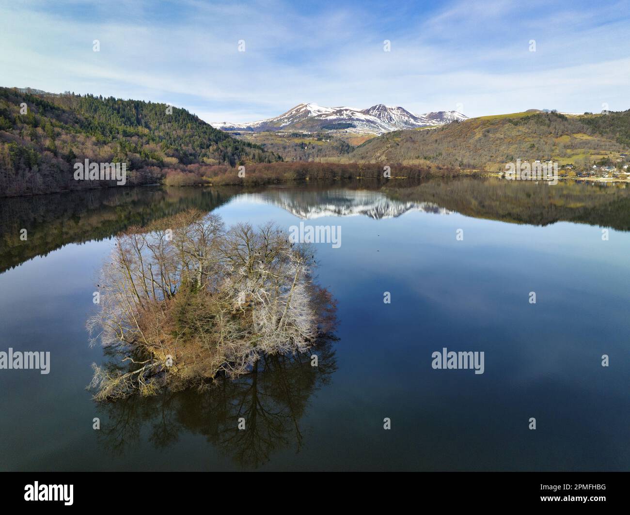 France, Puy de Dome, Chambon sur Lac, réflexions dans le lac, la Sancy ...
